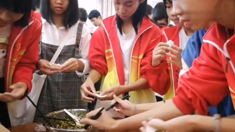广西平南这群留守儿童,这节劳动课他们学会一种生活技能——包饺子