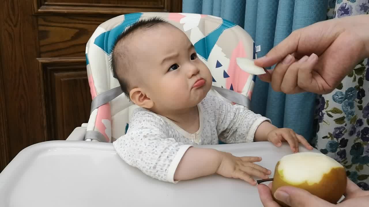 宝宝出生第335天!听爸爸读诗《山泉》,再吃一个黄皮梨子