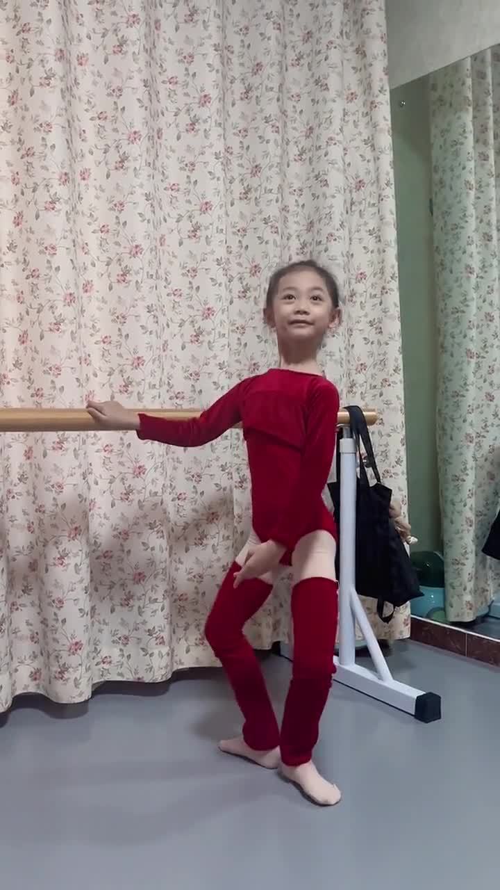 五岁赫敏小朋友静心的练习每一个看似简单的动作想做好一个蹲的练习...
