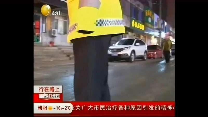 两辆出租车路口相撞,转弯出租车司机:我是转弯,但是他逆行