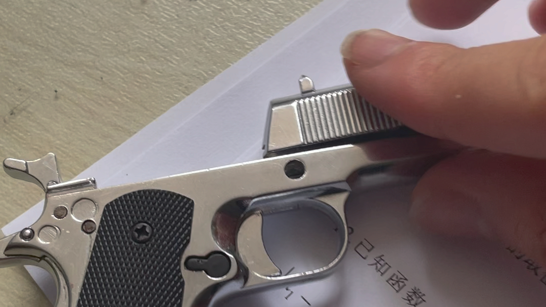 缺了一个零件的m1911模型