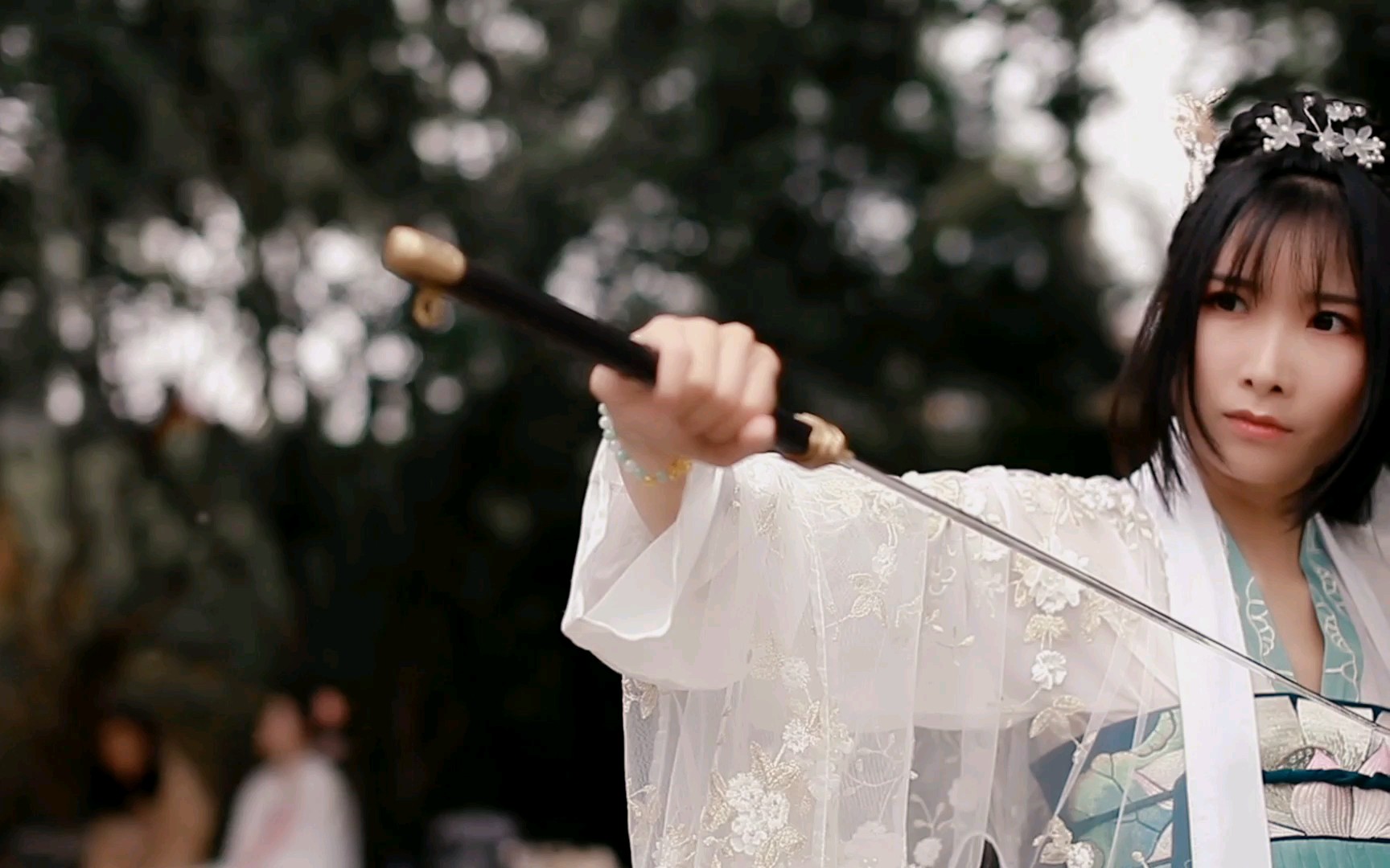 新时代,传统文化也可以很酷。汉服小姐姐拿剑和小哥哥相遇又会发生...