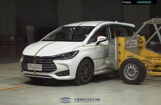比亚迪宋MAX 中保研侧面碰撞测试