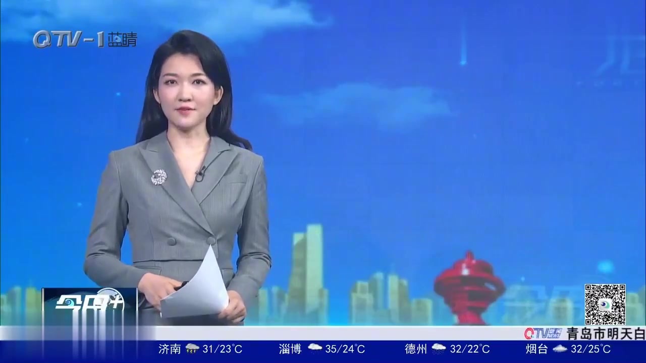 为抢救患者,护士跳上急救平车做心肺复苏,路人记录全程