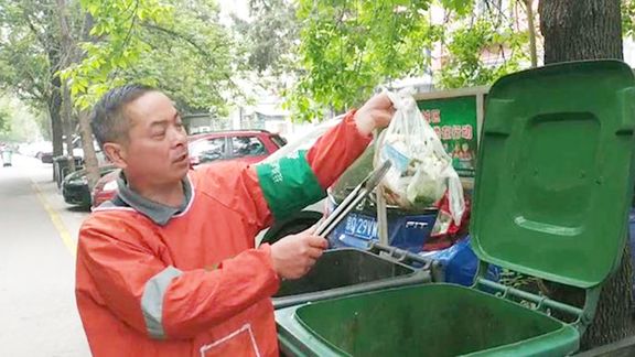 垃圾分类有多难?北京石景山宣传员一天分拣百斤可降解垃圾