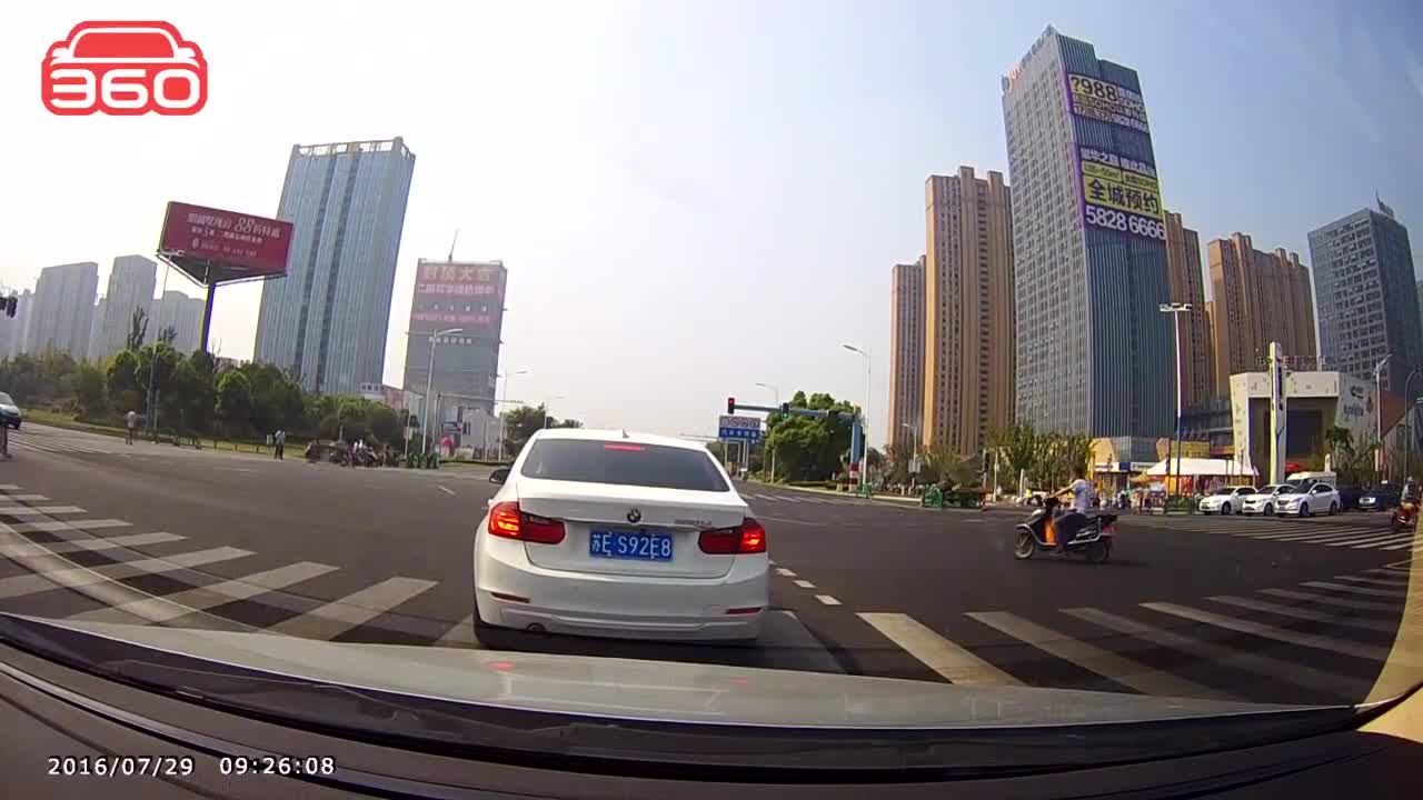 电动车闯红灯,被汽车撞的散架