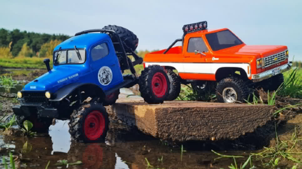 帅气的皮卡车玩具在户外行驶