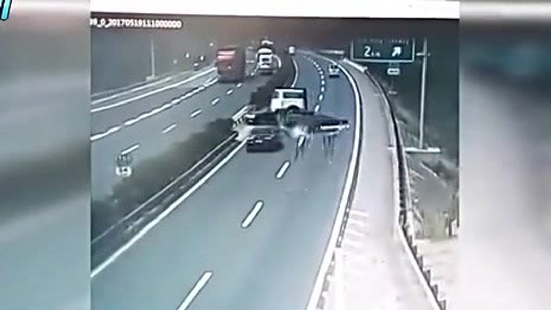 电动车撞卡车油箱瞬间起火