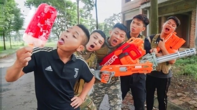 CS真人搞笑剧场:小伙冰棍被抢走,抄起武器准备找回尊严