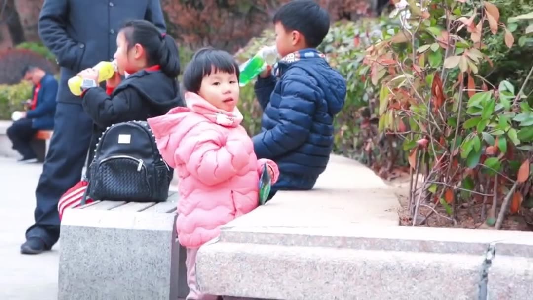 青岛十七中学生记者团植树节采访活动