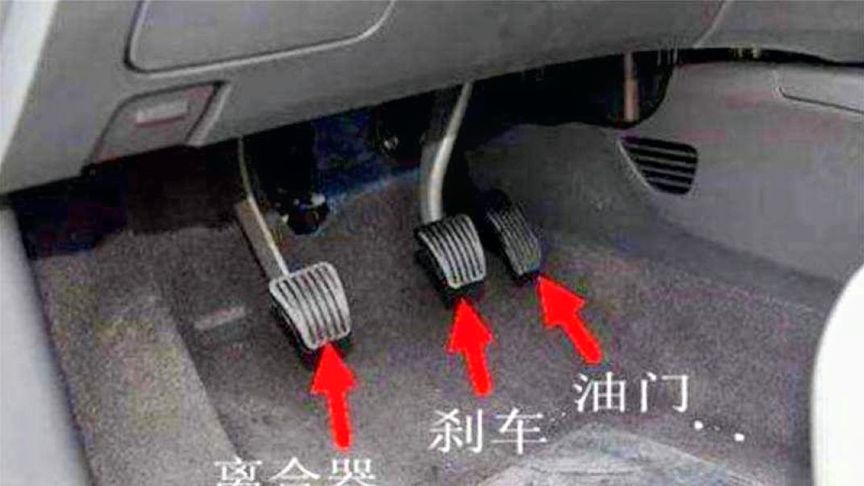 汽车减速时,先踩刹车还是先踩离合?别当耳旁风,做错伤车又危险