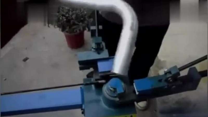 民间牛人发明手动弯管机,钢管随意怎么弯都行