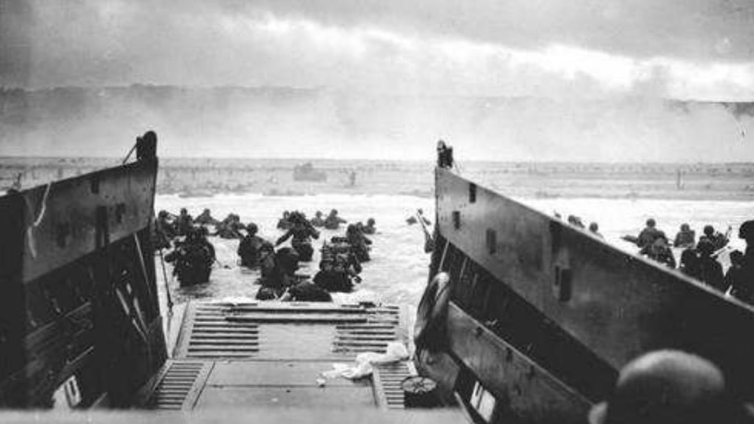 二战中,丘吉尔拿手下士兵实验登陆战,3000多人阵亡海滩