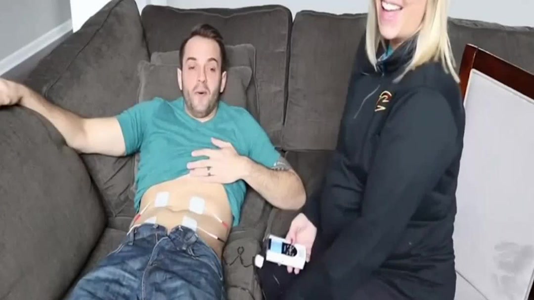 美国准爸爸体验分娩模拟器 疼痛难忍尖叫不断