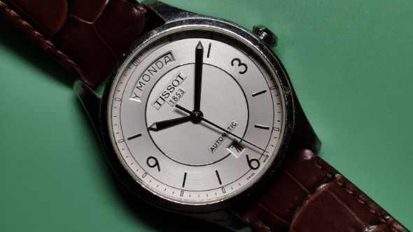 天梭机械表T038430A字面脚钉修复和ETA2834机芯保养的维修记录