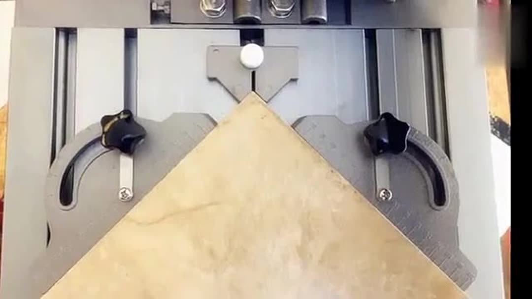 瓷砖 石材切割机万向靠尺的使用方法