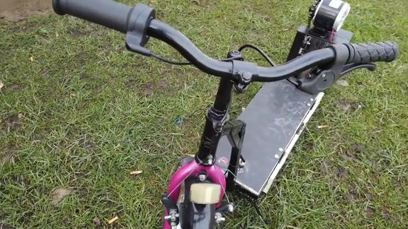 用单车改造的儿童电动踏板车,不要跑到太快呀