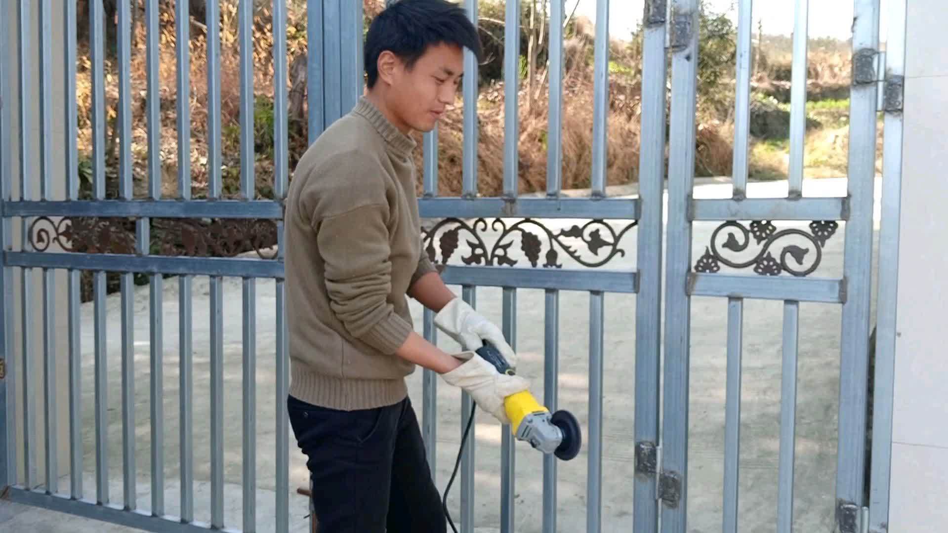 农村小伙不会用手磨机,却很会找借口,看看他怎么说的