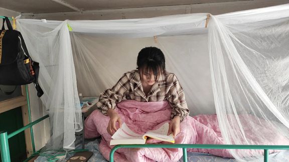 开学在校隔离十四天,当代女大学生迷上广场舞?强身健体活动筋骨