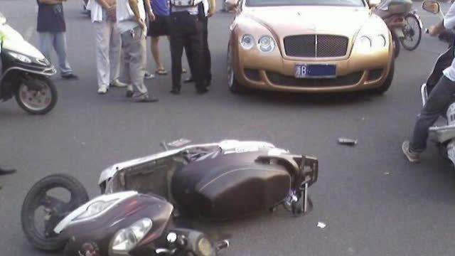 汽车等红灯被电动车追尾,导致车主身亡,汽车车主有责任吗?