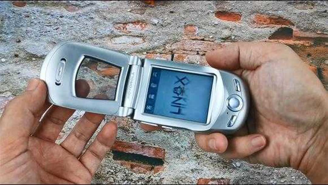 熊小白玩数码:收了一台摩托罗拉A760,全球第一款Linux智能手机