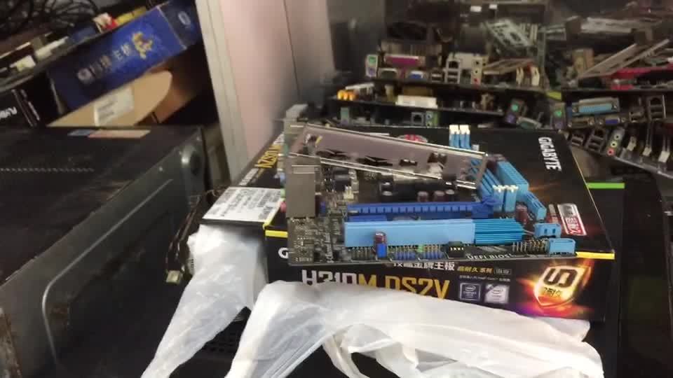 电脑维修进宝库里随便拿些东西就组装