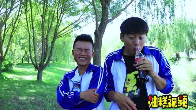 学校举办无用发明大赛,参赛选手脑洞一个比一个大,真逗