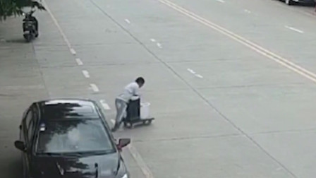 开着轿车来“要饭”?乞丐街边换装乞讨