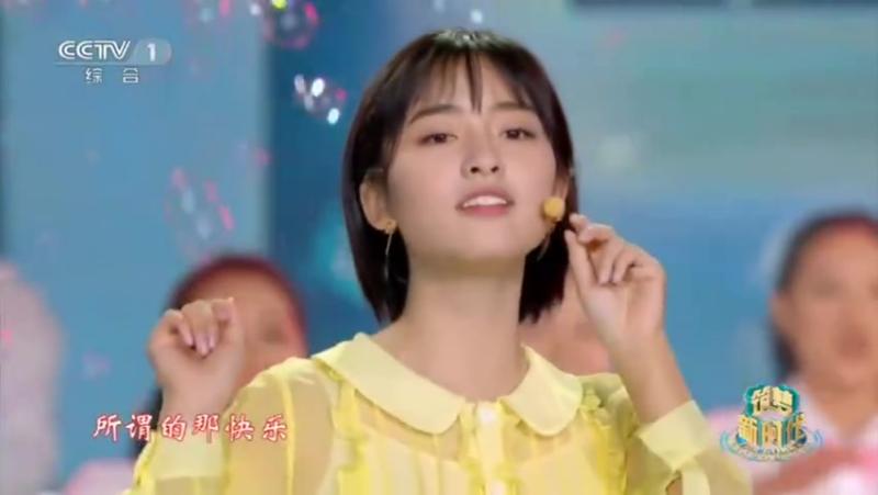 【感动!创意杯子舞表演《稻香》 】距离高考仅剩一个月。还记得你...