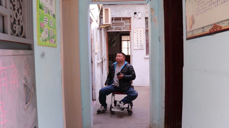 身残志坚!考咨询师办辅导班,残疾男身兼3份工作