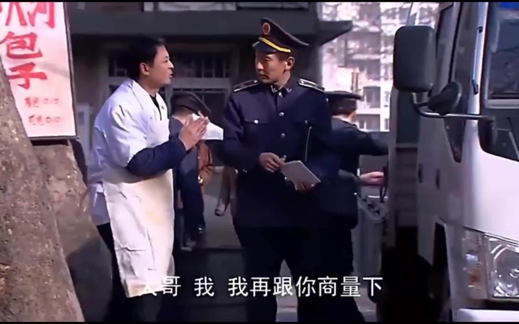 商贩摆摊被城管抓住东西被收,不想城管局长居然是以前他的兵