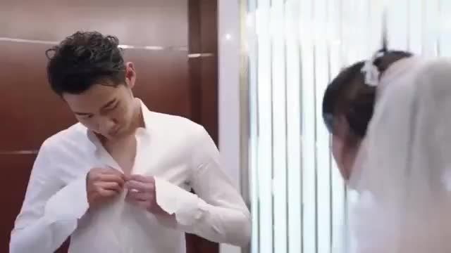 结婚当天新郎干出不要脸的事,结果被新娘抓到,精彩了!
