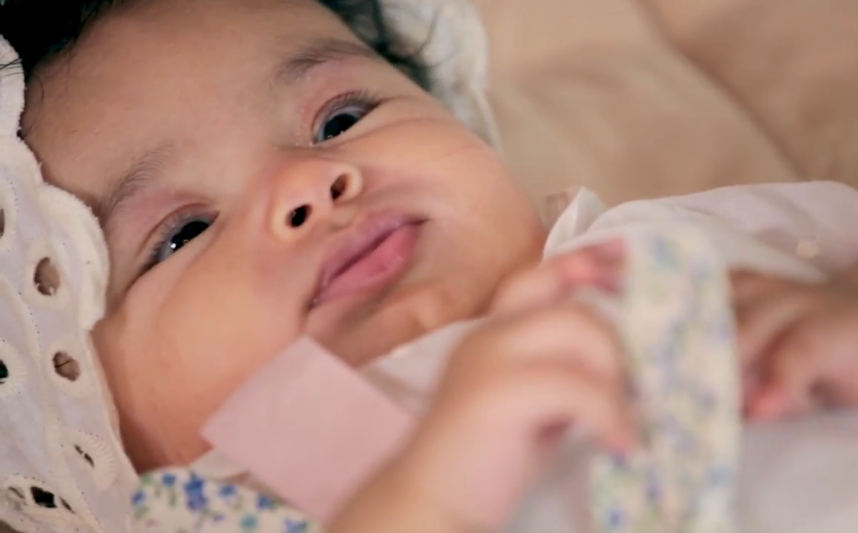 关于给新生儿枕枕头是一直有争议的,最科学的说法是这样的