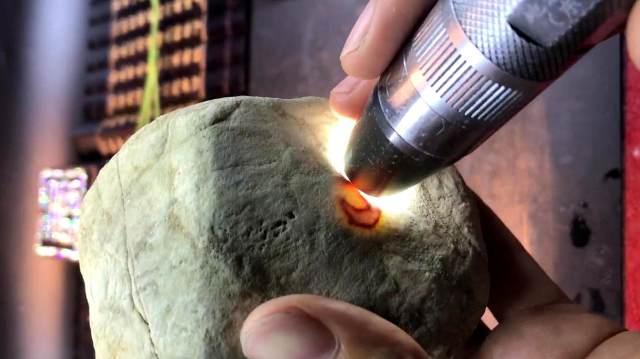 看翡翠日常:7000淘的木那石灰皮翡翠原石,你猜结局会怎样?