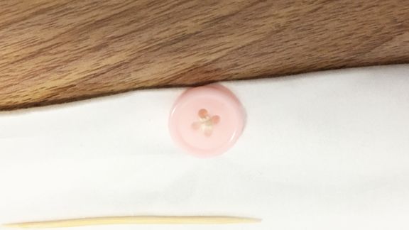 外面缝个扣子都要五块钱了,这么简单的针线活还是自己动手吧