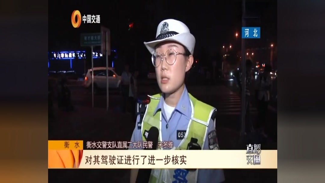 交警夜查酒驾,小伙骑摩托车闯进交警视野,拖延15分钟才成功检测