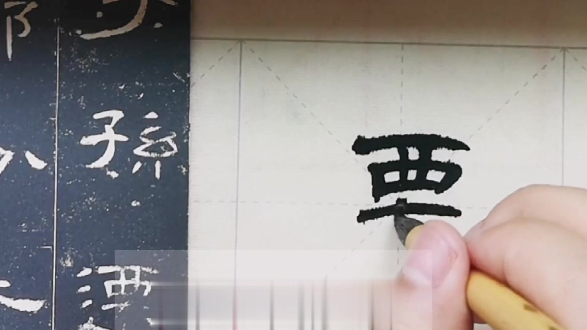 中锋与侧锋的不同在于书者在行笔过程中,对于毛笔...