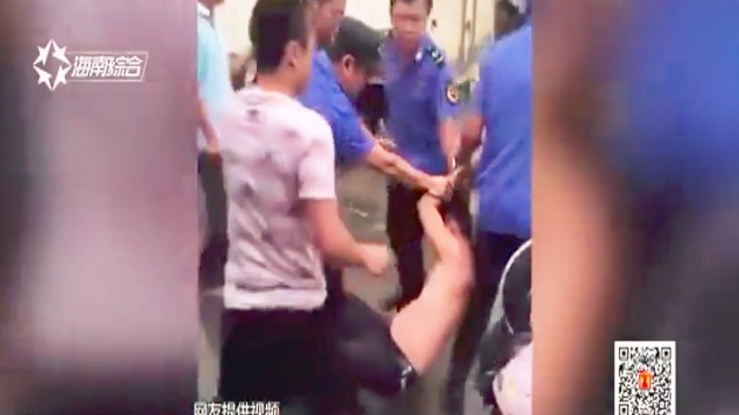 一群城管执法队员和一个商家,双方的冲突,更是上演到拳打脚踢