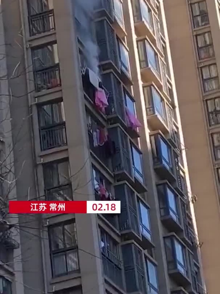 10楼业主家中失火!物业主任无保护措施空中翻窗急救