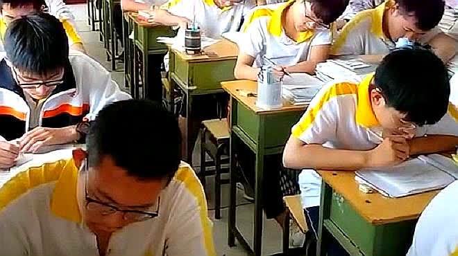 这就是衡水中学的课堂,个个都沉浸在学习中,实在令人敬佩!