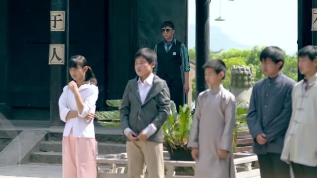学生体育课上破跳绳记录,大叔路过表示不屑,小露一手震住了众人