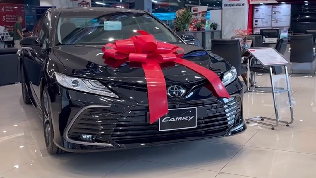 新车到店,实拍2022款丰田凯美瑞2.5Q,太漂亮了,买不买自己看