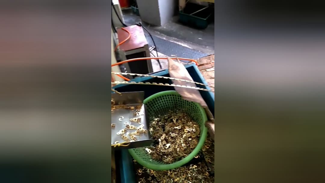 #冲床送料机 我们全套提供自动送料机,连续模,自动攻牙,切废料