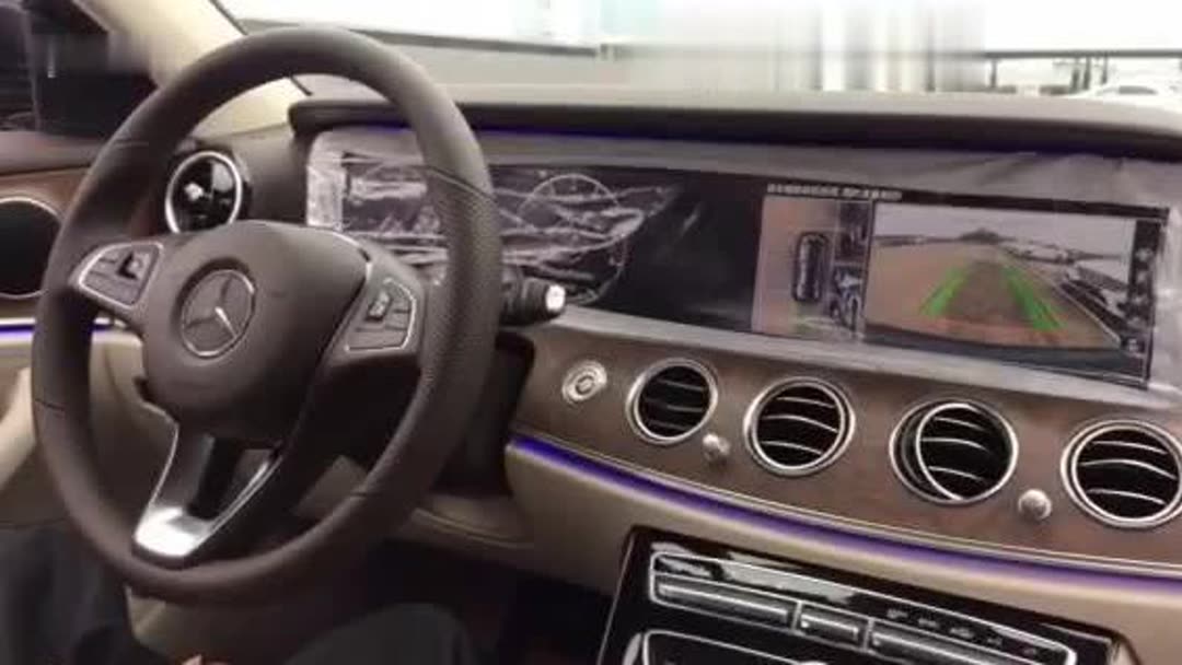 奔驰新E300自动泊车