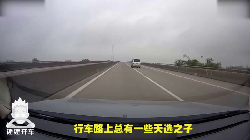 SUV分神开车,滑行至逆行车道,导致两车相撞