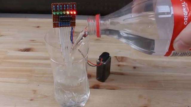 自制的水位传感器,水位到了一定阶段,就会亮起相应的灯!