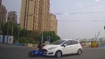 路口拍下奇葩一幕,电动车男子做法让人忍俊不禁