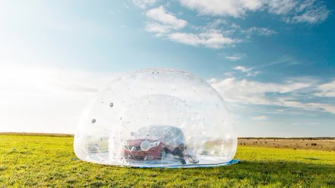 他们将汽车装进大气球里,从山坡滚下,结局会怎样?