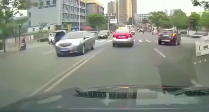 行车记录仪:公路上的碰瓷升级,这样的行为该如何处理?