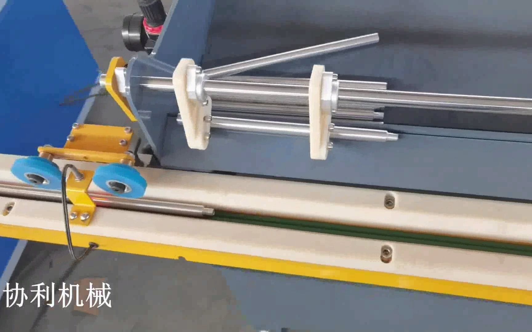 两工位卧式圆管抛光机打磨过程